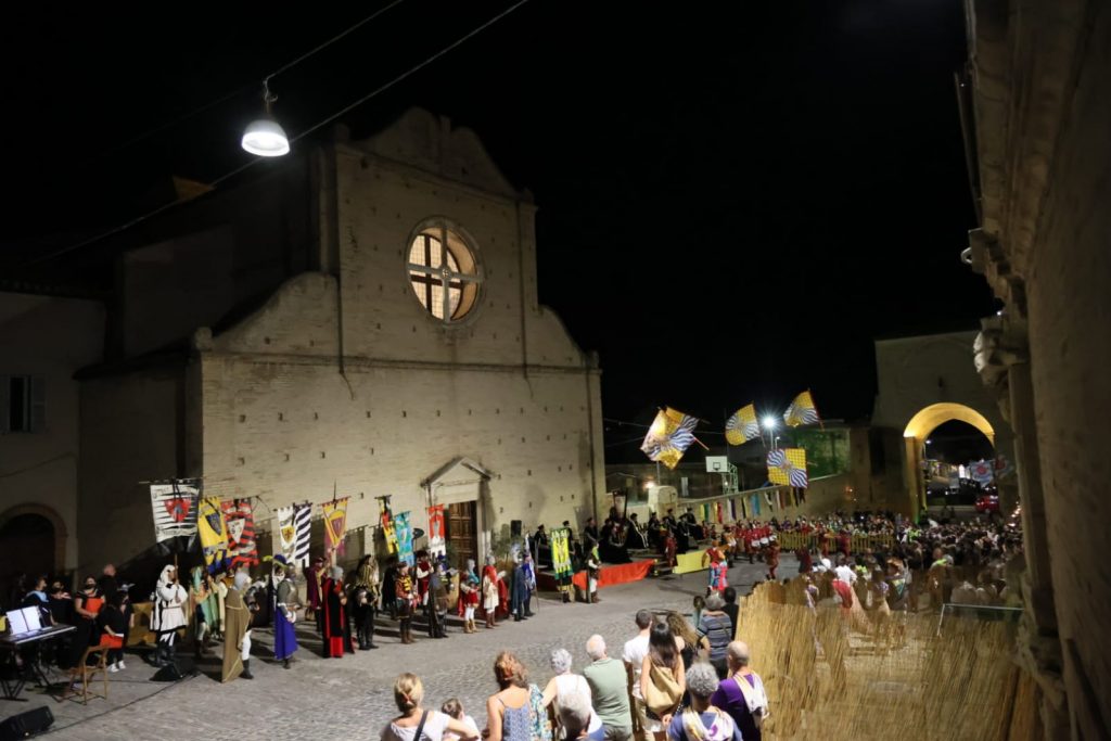 Palio di Fermo 2021: il drappo dipinto da Berdini arrivato Santa ...